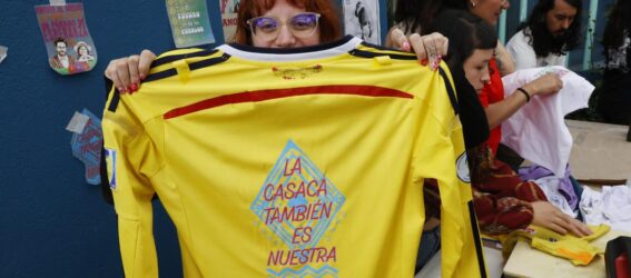 Simpatizantes de Cepeda estampan camisetas de selección de fútbol para ...